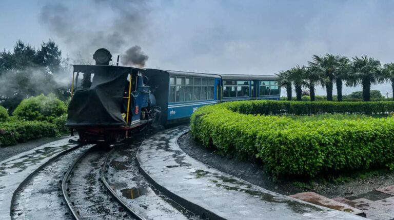 Darjeeling Himalayan Railway: Guide to the Iconic Toy Train