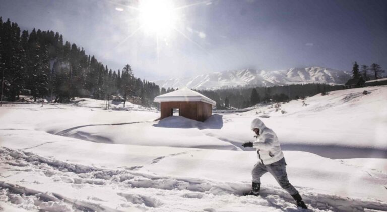 Weather Gulmarg in December 2026 – Snow, Temperature & Guide