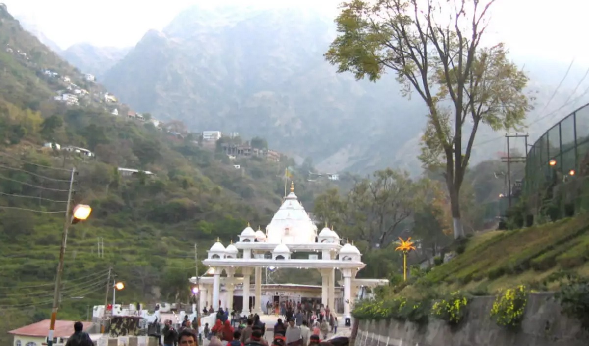Vaishno Devi Trek Guide | Distance, Routes & Facilities