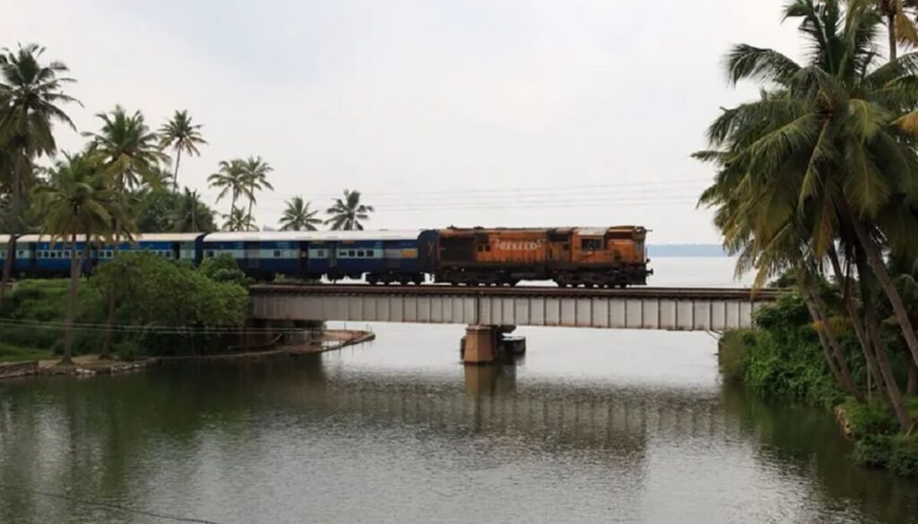 How to Reach the Backwaters of Alleppey, Kerala | Travel Guide