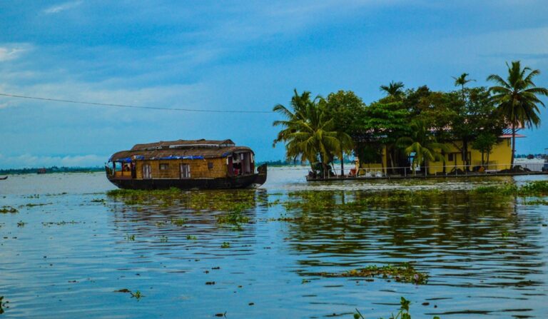 Kerala Backwaters October 2026 – Weather, Houseboats & Tours